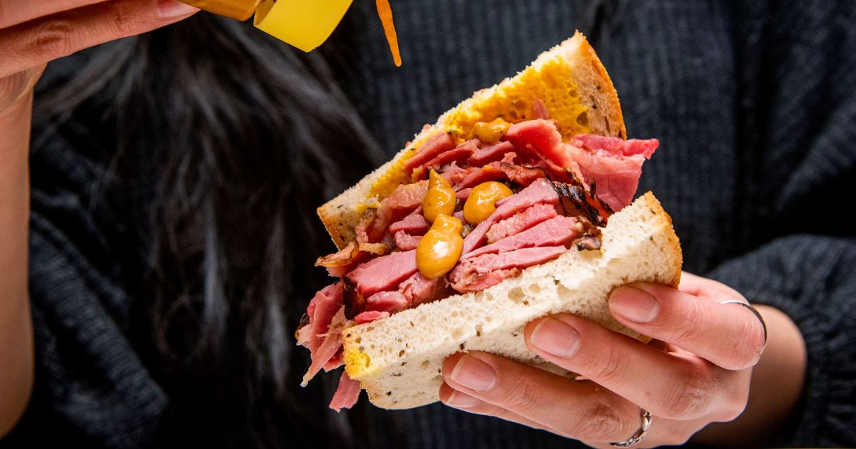 Le meilleur sandwich au smoked meat à Montréal? Voici pourquoi c’est ...